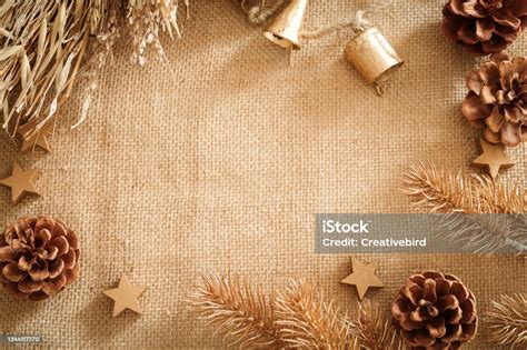 자연 색상과 재료와 크리스마스 구성 Xmas 배경 모형 장식 요소 소나무 콘 텍스트 복사 공간을 위한 여유 공간 플랫 레이 상단