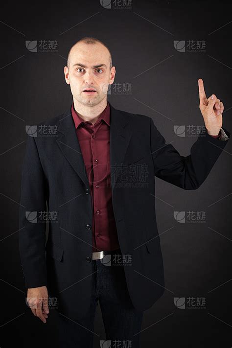 美男子在不同的衣服做不同的表情想法