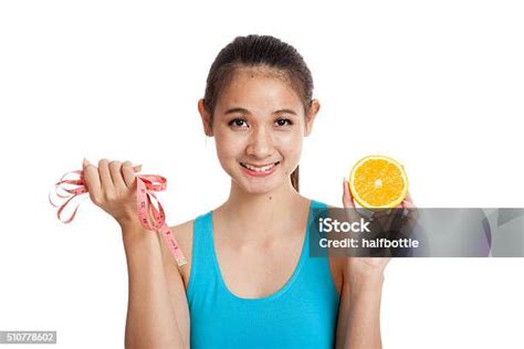 아시아판 건강한 여자아이 다이어트 오렌지 과일과 줄자 가냘픈에 대한 스톡 사진 및 기타 이미지 가냘픈 건강관리와 의술 건강한 식생활 Istock