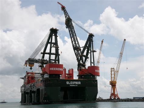 Ship cranes