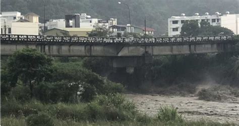 卡努颱風雨彈狂炸南投！飯店地基掏空「孤懸山壁」員工撤離 守城橋塌陷急封鎖 社會 Ctwant