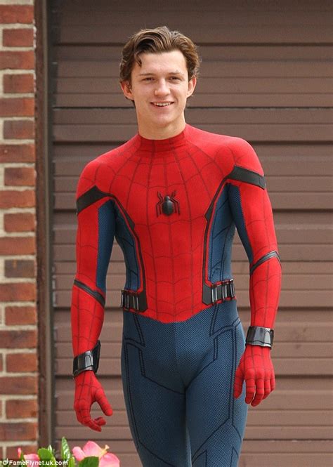 Tom Holland Leaps On Top Of Car While Filming Spider Man Daily Mail