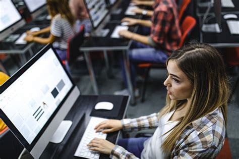 데스크톱 Pc에서 여학생 전자 학습 컴퓨터 모니터에 대한 스톡 사진 및 기타 이미지 컴퓨터 모니터 하이 앵글 컴퓨터실 Istock