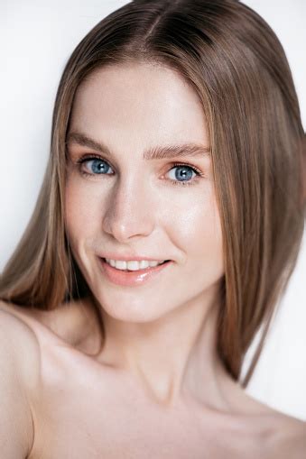 카메라에서 보는 아름 다운 젊은 여자의 초상화입니다 신선한 깨끗 한 피부 갈색에 대한 스톡 사진 및 기타 이미지 갈색 갈색