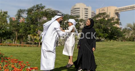 عائله عربيه إماراتية خليجيه مكونه من ثلاث أفراد أب إماراتي يلعب مع