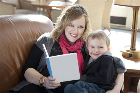 Maman Lisant Au Fils Image Stock Image Du Gens Gosse