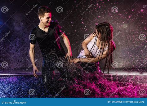Paar Jonge Tienerjaren Samen In Kleine Pool Dalingen Van Water En
