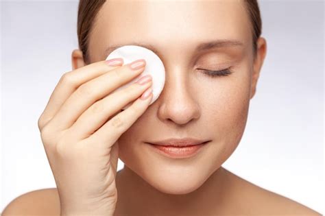Femme Aux Yeux Fermés Debout Nue Montrant Des Tampons De Coton Près Du