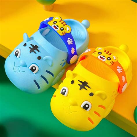 T 03 รองเท้าเสือ ลองเท้ารัดส้น หนังนุ่ม มีกันลื่น แต่งตัวติดตัวการ์ตูน