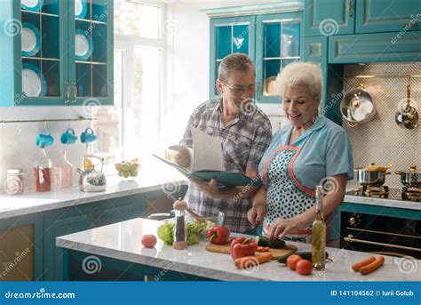 Abuelos Que Cocinan Junto Foto De Archivo Imagen De Libro 141104562