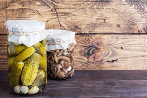 은행에서 야채의 보존 발효 제품 겨울 동안 오이와 버섯을 수확합니다 공간을 복사합니다 버섯에 대한 스톡 사진 및 기타 이미지 Istock