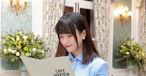 한효주 화사한 봄을 입었네 하늘색 트위드 셋업룩