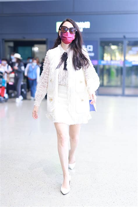 53岁伊能静甜美减龄 半裙秀白皙美腿苗条似少女 搜狐大视野 搜狐新闻