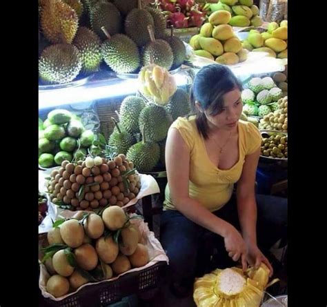 Korang Rasa Apa Awek Ni Buat Bila Dia Dapat Tahu Orang Yg Ambil Gambar Tu Tengah Tengok Buah