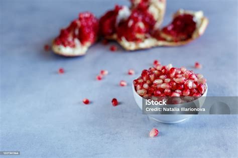 파란색 배경에 흰색 컵에 잘 익은 석류 씨앗 건강한 음식 0명에 대한 스톡 사진 및 기타 이미지 0명 건강한 식생활