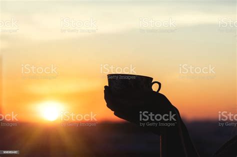 아침에 커피 한잔과 함께 여자의 실루엣 위에서 마을에서 보기 5에 대한 스톡 사진 및 기타 이미지 5 가을 광선 Istock