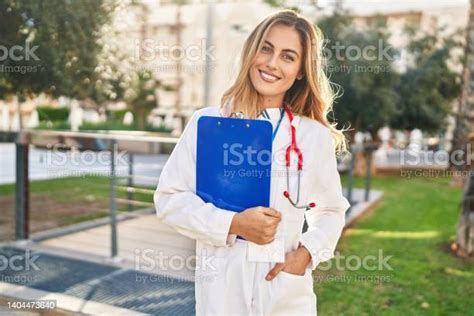 공원에서 체크리스트를 들고 의사 유니폼을 입은 젊은 금발 여성 거리에 대한 스톡 사진 및 기타 이미지 거리 건강관리와 의술 도시 Istock