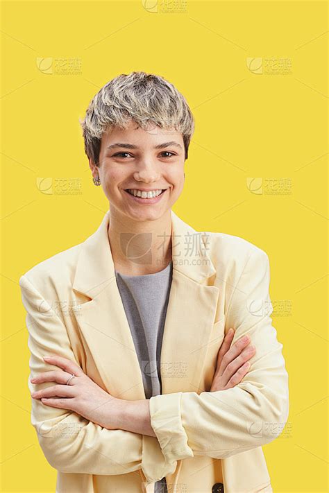 黄色的微笑的年轻女子