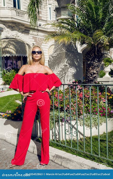La Bella Donna Di Modello Bionda Sexy Di Lusso Elegante Sbalorditiva