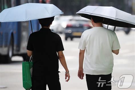 폭염 닷새째 양산 쓴 남자 늘어 뉴스1