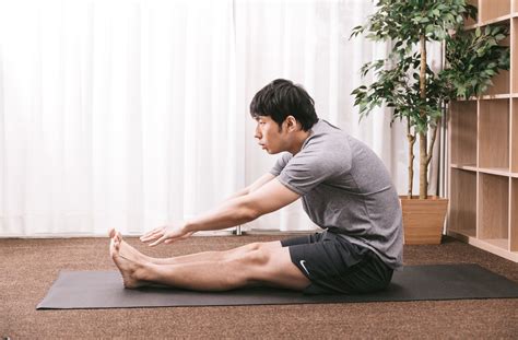 前屈ができない体の硬い男性の写真素材 ぱくたそ
