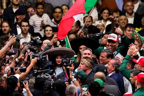 Canelo Álvarez Causa Sensación Por Ondear La Bandera De México Con Un