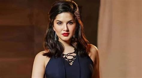 টাকা নিয়ে কাজ না করায় সানি লিওনের বিরুদ্ধে সমন