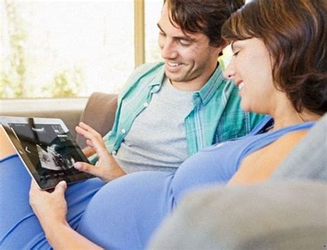 Баща на две деца е убеден че е бременен след като е правил секс с друг мъж