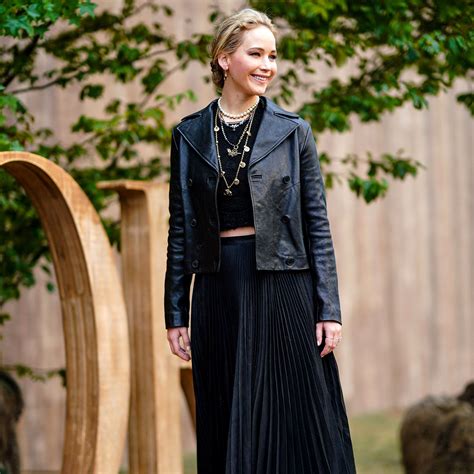 Jennifer Lawrence Reapareció Con Un Vestido Midi Y Sandalias Mules De
