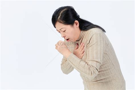 감기와 기침이있는 중년 여성 사진 무료 다운로드 Lovepik