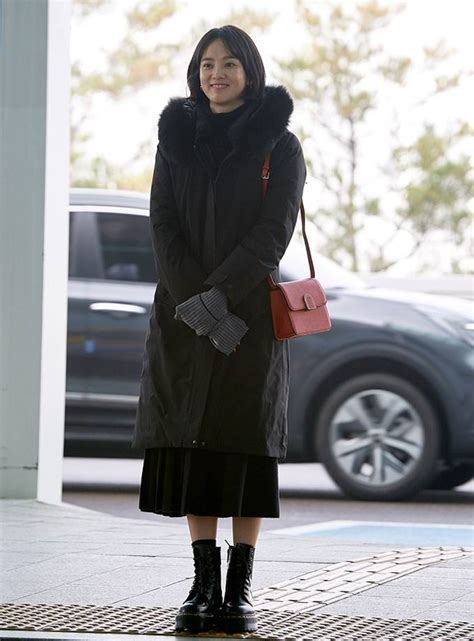 패션엔 윤승아 코트같은 우아한 블랙 패딩룩 여신미 폭발