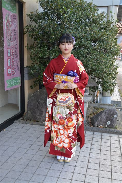 2024年成人式のお客様です。前撮りのためお着付をしました。 やまとや呉服店