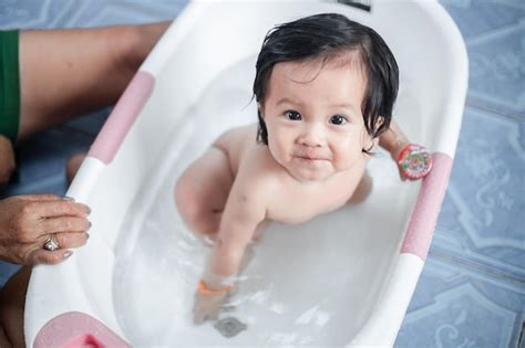 Adorable Niña Bañándose En Una Tina Blanca Y Rosa Vista Superior De Un