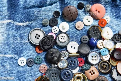 배경에 대 한 멀티 컬러 바느질 버튼으로 착용 데님 직물의 질감 청바지 거친에 대한 스톡 사진 및 기타 이미지 거친 걸레 곤색 Istock