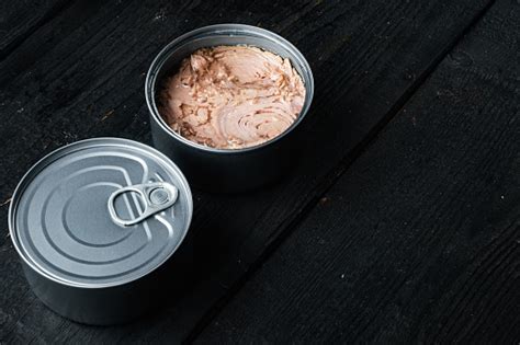 주석 캔에 있는 통조림 청크 라이트 참치 검은 색 나무 테이블 배경 카피 스페이스와 텍스트 공간 상자에 대한 스톡 사진 및 기타 이미지 Istock