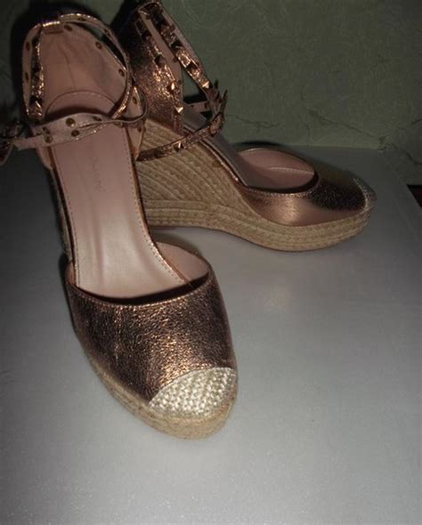 Босоніжки туфлі на танкетці платформі золото на пряжці заклепки р 40 устілка 26см — ціна 390