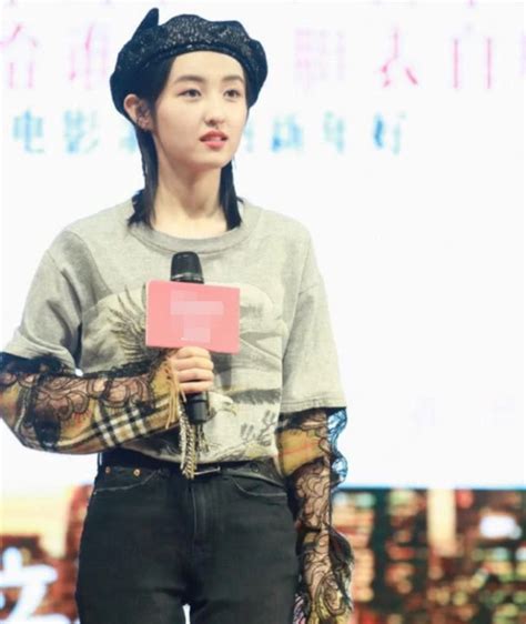 现在不流行把卫衣塞进裤子里了，试试张子枫的“折叠法”，贼时髦