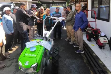 Kelompok Tani Tembakau Di Sumedang Terima Bantuan Traktor Dari DPKP