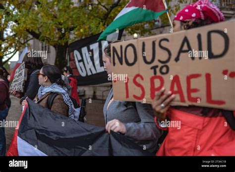 Un Manifestant Tient Une Pancarte Pas Daide Américaine À IsraËl