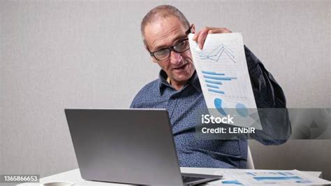 노인은 흰색 사무실 책상에서 노트북 근처 그림을 확인 50 54세에 대한 스톡 사진 및 기타 이미지 50 54세 가장자리