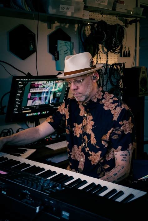 Mitchell Leonard Redefine El Indie Electrónico Con Sessionoperators La Caverna