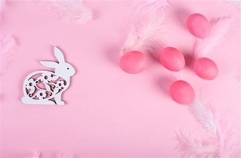 행복한 부활절 축하 부활절 배경입니다 분홍색 깃털로 장식 된 부활절 토끼부활절 달걀 스타일 개념입니다 상단보기 플랫 레이 모형