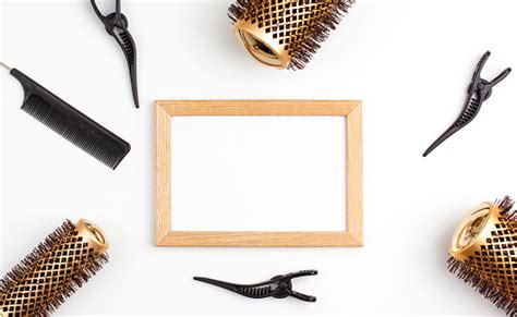 목이 나무 프레임 플랫 레이 나무 전문 골드 라운드 헤어 브러쉬 스타일링 헤어 및 섹션 헤어 클립 템플릿을 분리하기위한 빗 목재 재료에 대한 스톡 사진 및 기타 이미지