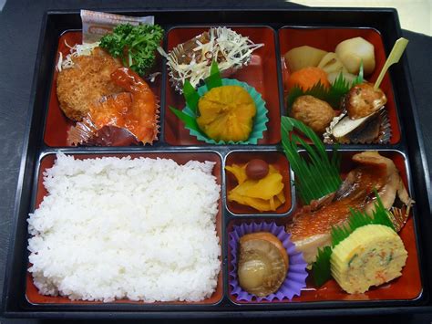 幕の内弁当 1 000円～ 税別）