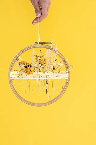 말린 꽃 장식 노란색 건조한 여름 꽃에서 Diy 꽃 문 화환 Diy에 대한 스톡 사진 및 기타 이미지 Diy 가을 계절