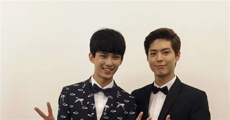 박보검 중국서 배우 오뢰와 엄지 척 여심 흔드는 슈트