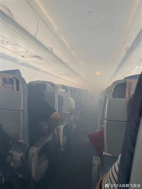 國航疑引擎起火 成都飛新加坡航班機艙冒煙 乘客倉皇從滑梯逃生