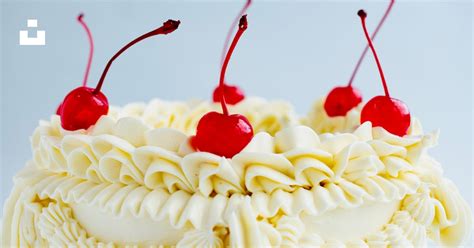 위에 체리를 얹은 케이크의 클로즈업 사진 Unsplash의 무료 생일 케이크 이미지