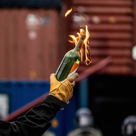 Nguồn gốc của bom xăng tự chế và tên gọi Molotov Cocktail