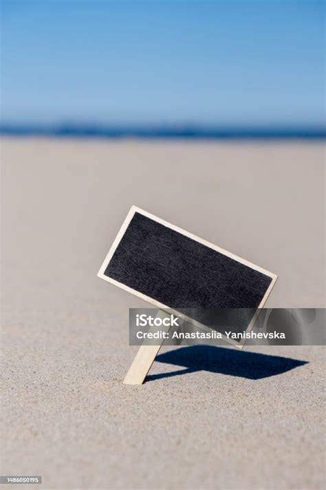 모래 해변에 텍스트 또는 디자인 디스플레이를 위한 복사 공간이 있는 빈 칠판 프레임 보드 여름 방학 및 휴가 출장 개념입니다 템플릿 Mock Up For Sale